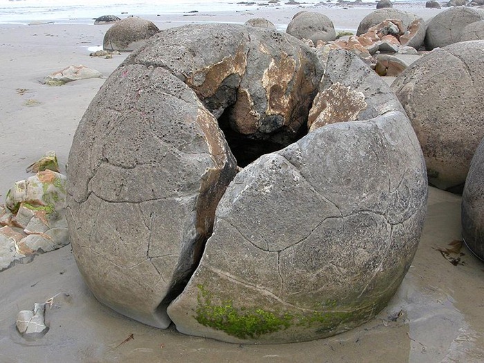 The Spherical Boulders at Moeraki | Amusing Planet